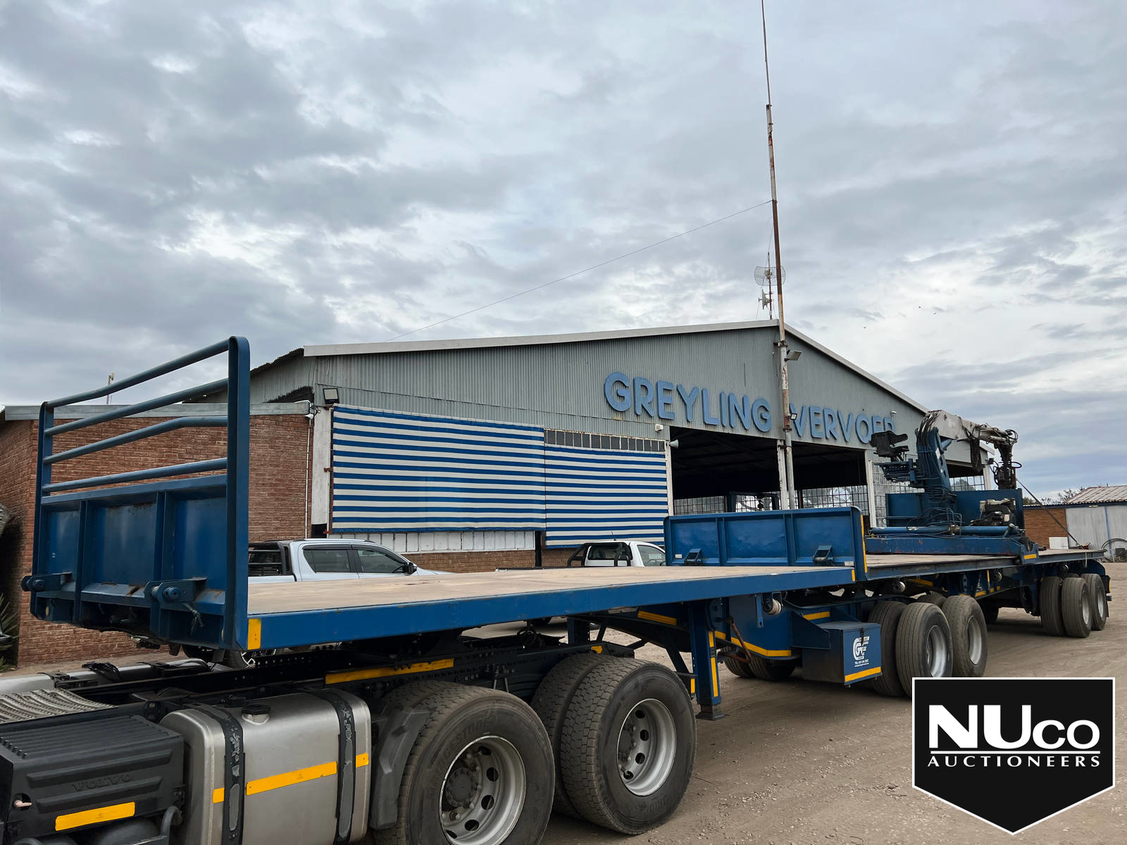 SA TRUCK BODIES FLATDECK LINK TRAILER WITH BRICK GRAB CRANE | NUco ...