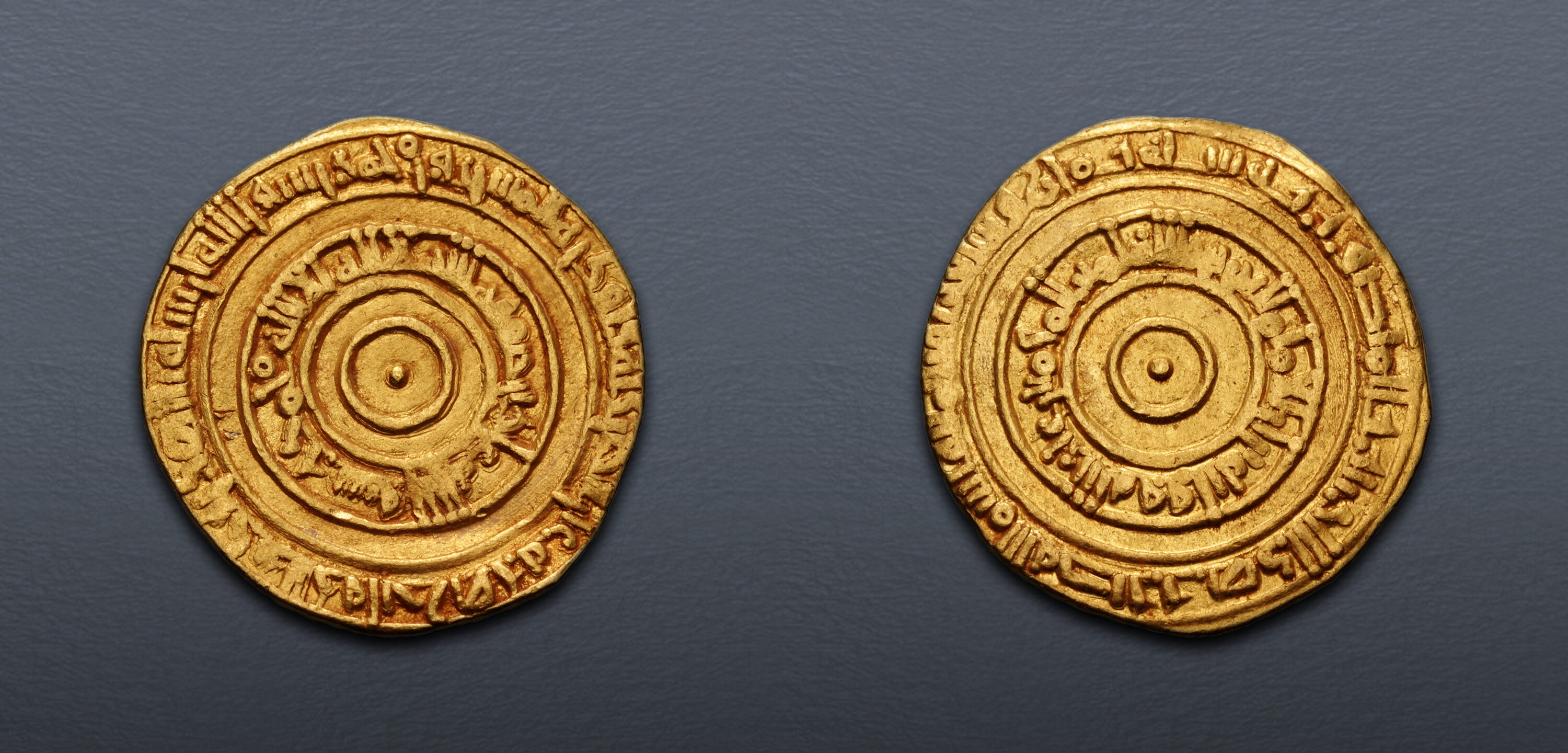 Fatimids. al-'Aziz billah. AH 365-386 / AD 975-996. AV Dinar (20.1mm, 4 ...