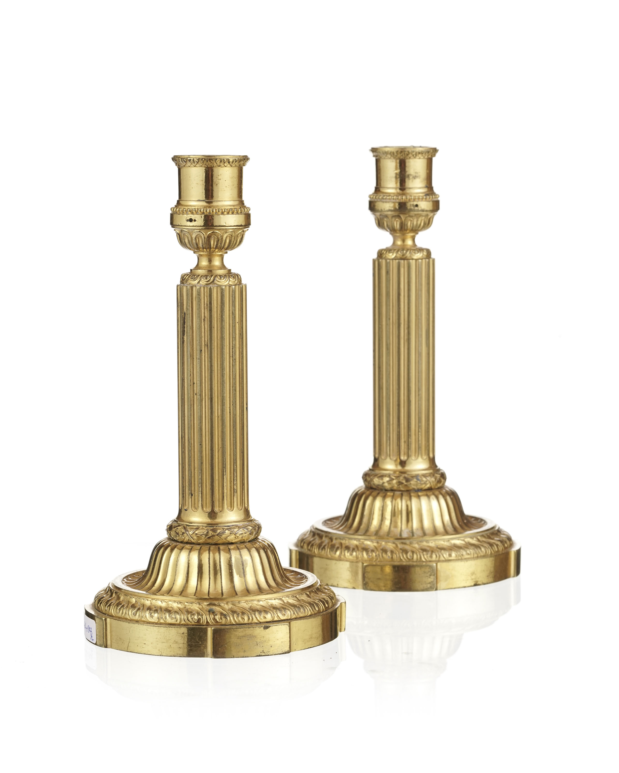 Paire de flambeaux de style Louis XVI, fin XIXe s., en bronze ciselé ...