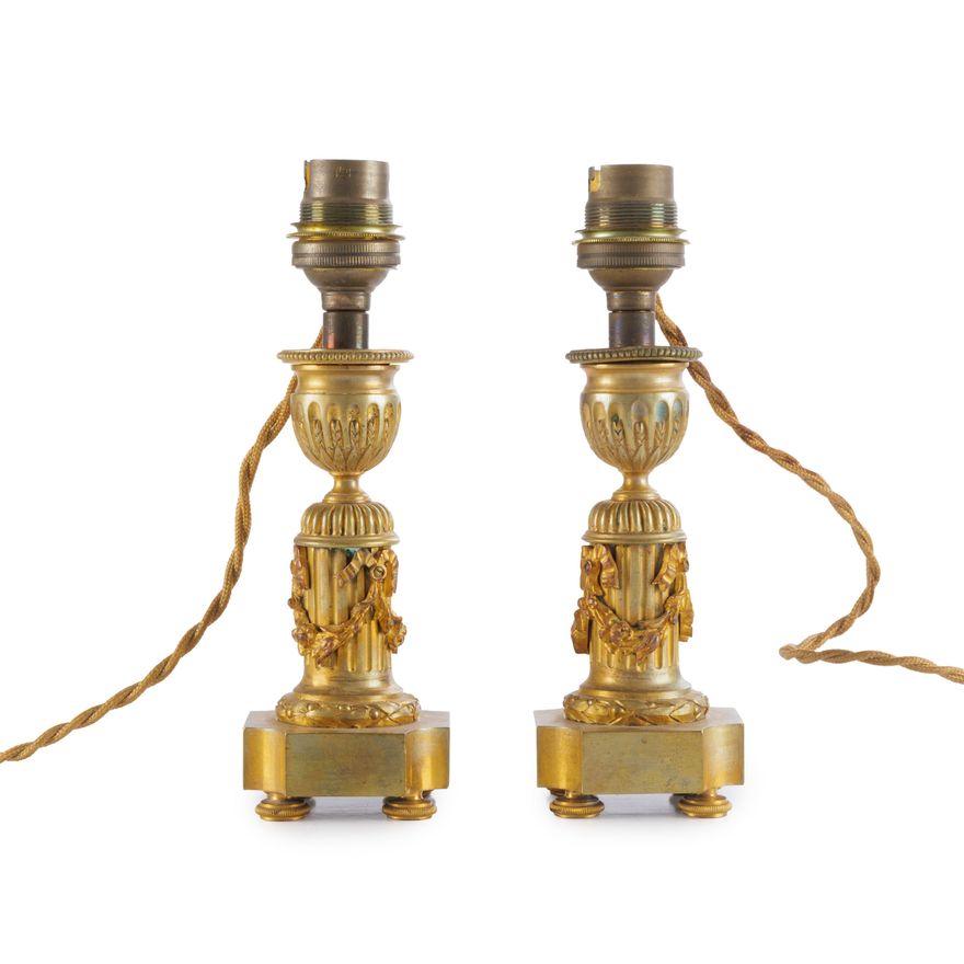 Paire de bougeoirs de style Louis XVI, fin XIXe s., en bronze ciselé et ...