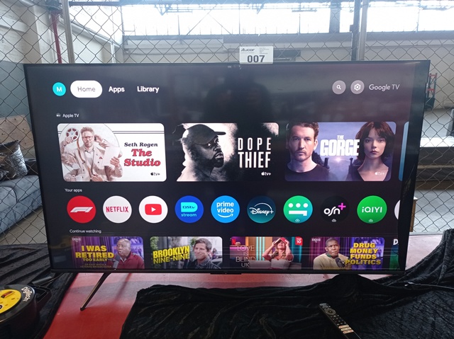 TCL 55 C655 SMART LED TV (LINES ACROSS SCREEN AND SMALL CRACK AT THE ...