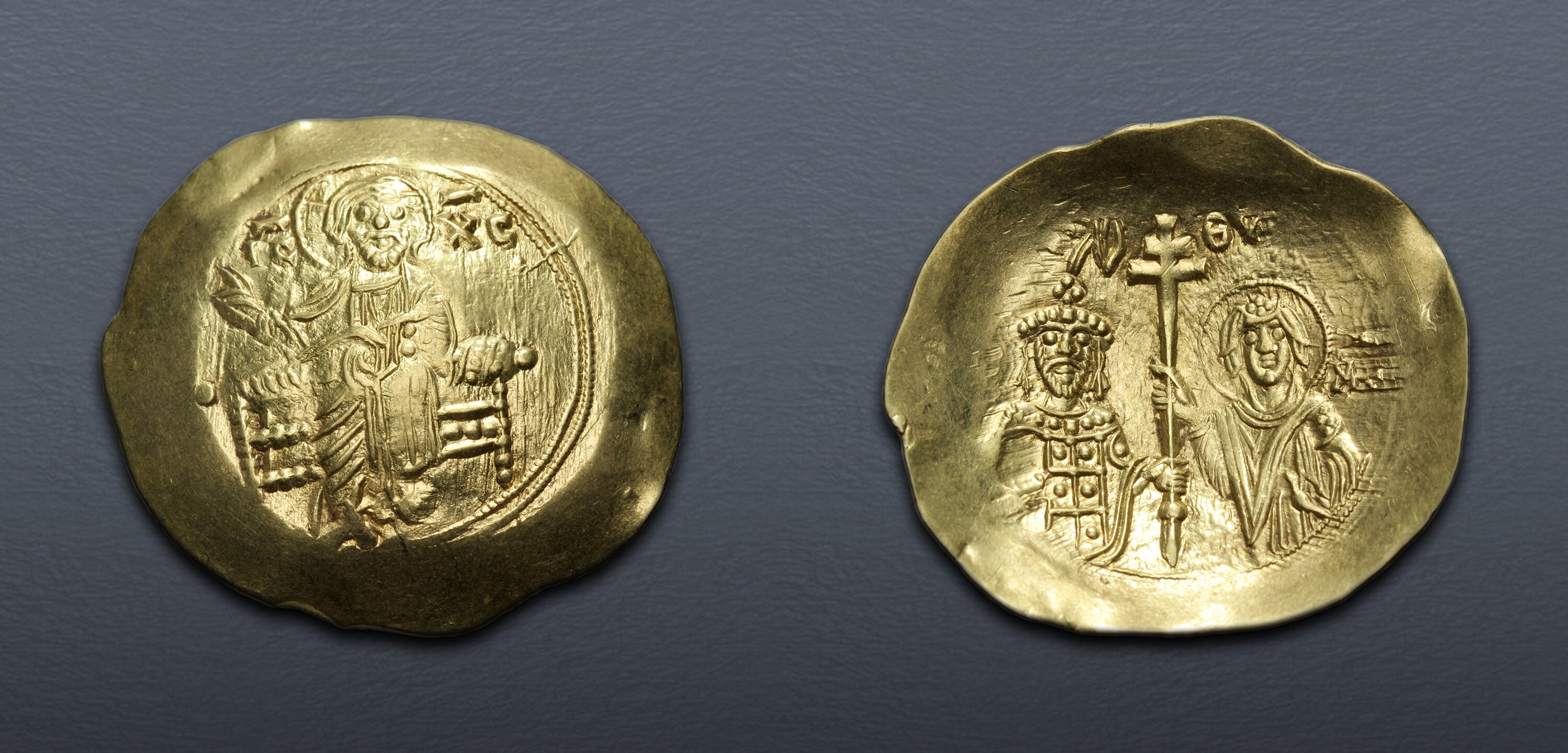 John II Comnenus. 1118-1143. AV Hyperpyron (26.5mm, 4.33 g, 6h ...